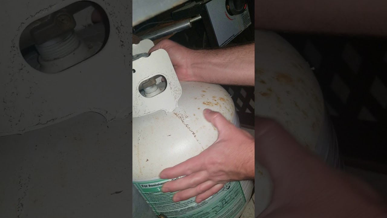 Changing a propane tank - YouTube