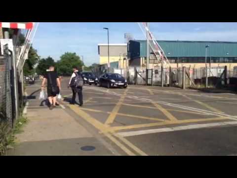 Level-crossing at Northumberland Park in Tottenham - YouTube