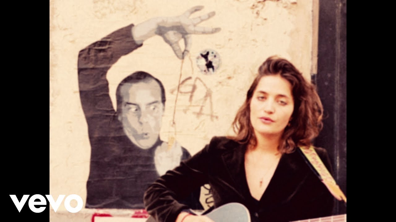 Gabi Hartmann - Buzzing Bee (Official Video) - YouTube