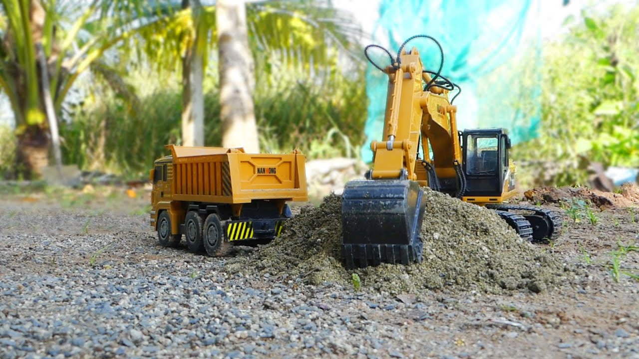 Construction Mini Vehicles RC Huina Excavator Loading Sand Into Dump ...