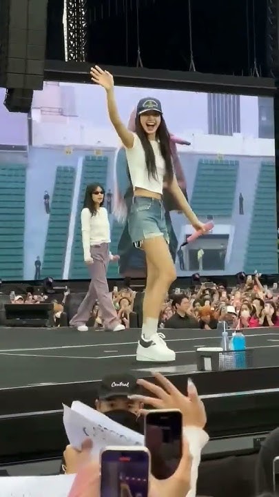 WHEN LISA SAW HER FRIENDS IN CROWD.... #lisa #blackpink - YouTube