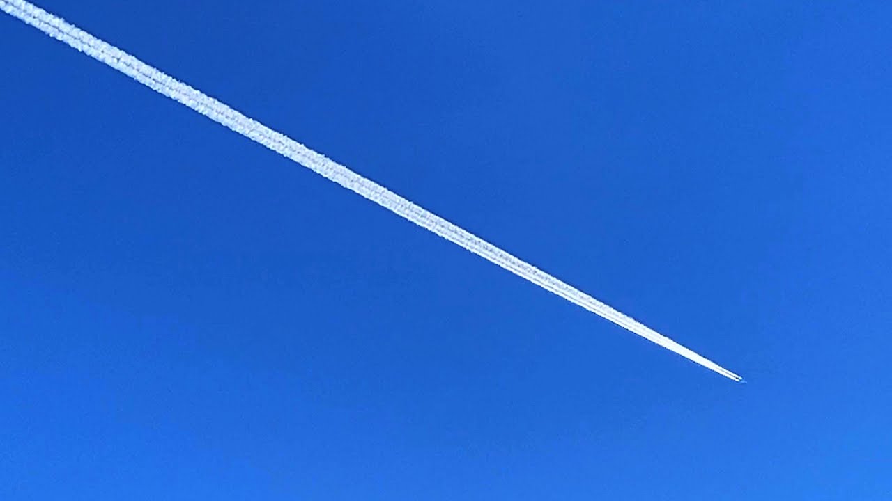 8 Extremely long plane trails at high altitude while airplane spotting ...