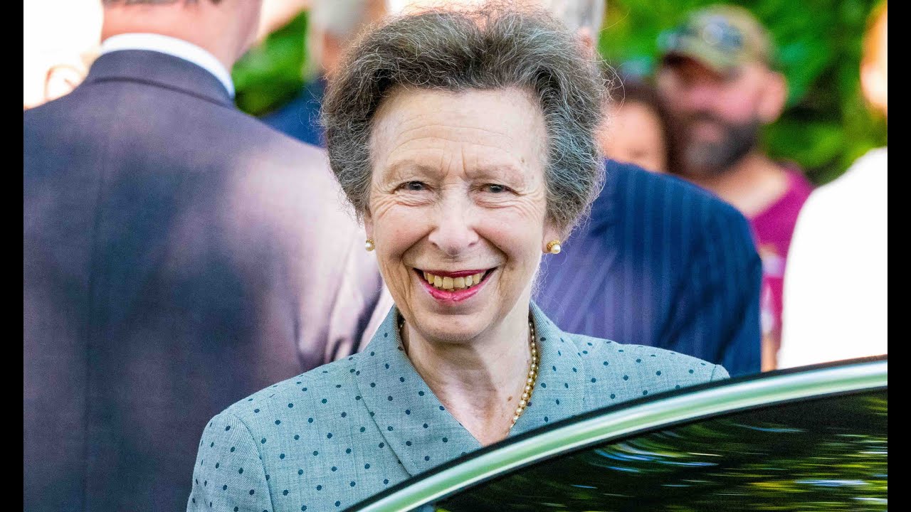 The Princess Royal attends Airborne Memorial #royalty - YouTube