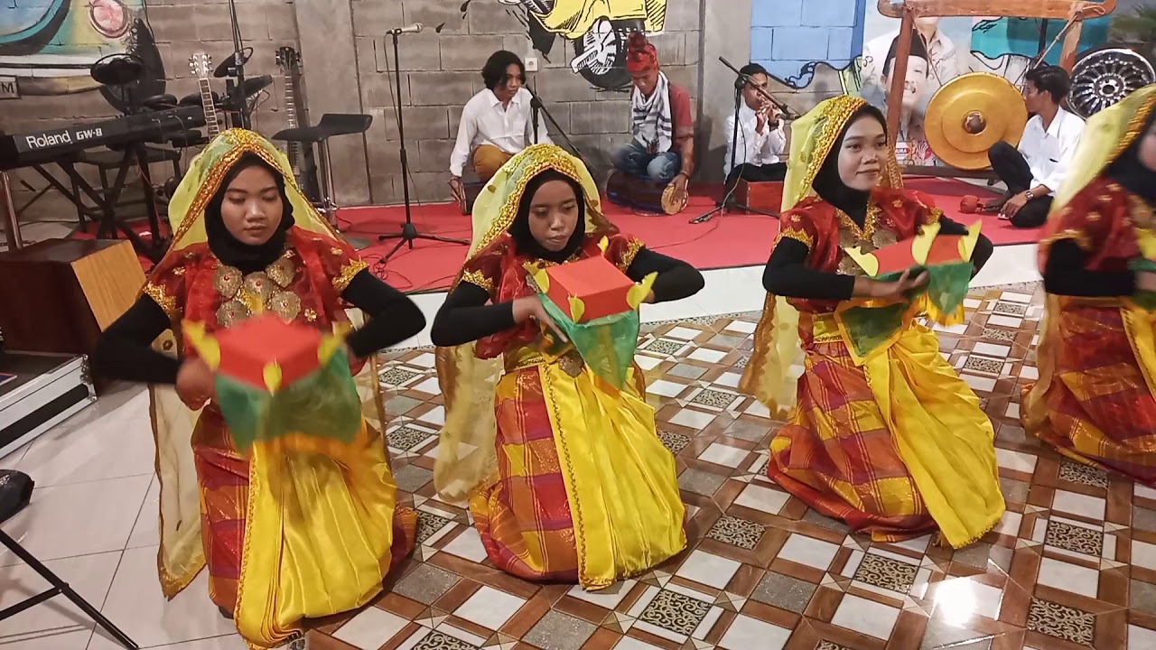 Wajib nonton tari Nguri dari Sumbawa ! - YouTube