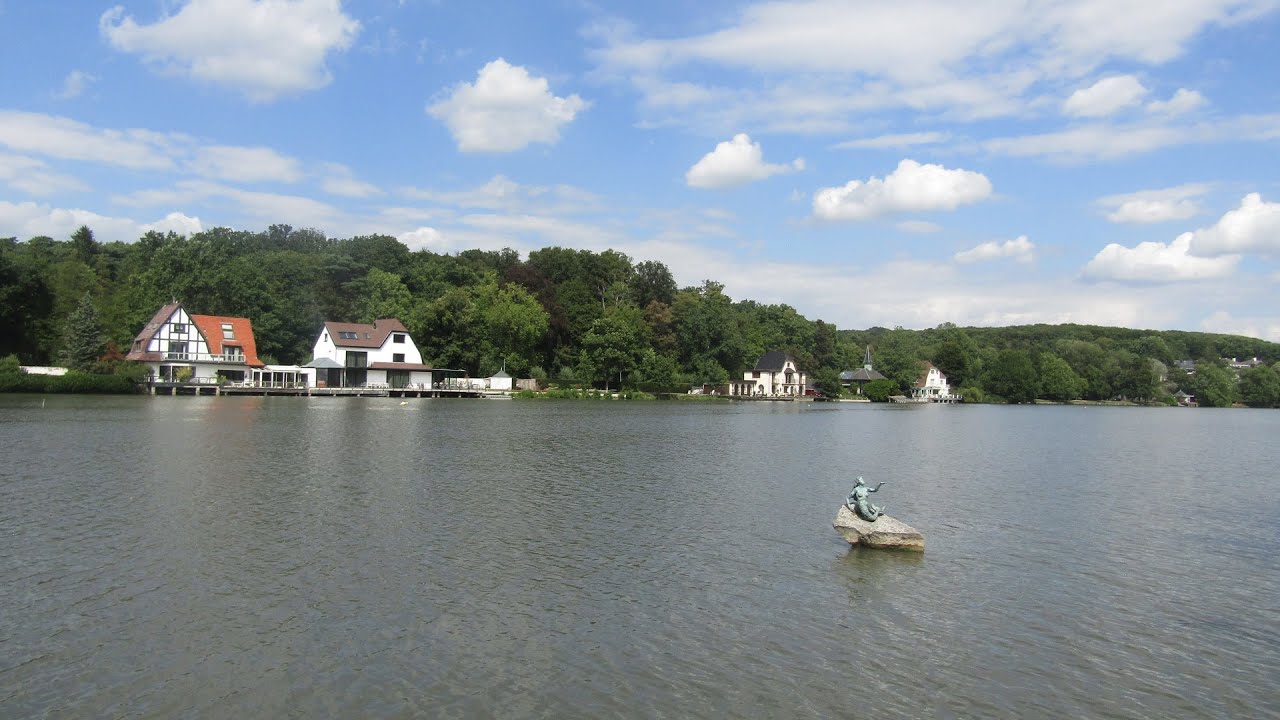 Het Meer van Genval met prachtige natuur en mooie uitzichten door ...