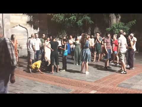 Çok az sesle bile dans edilebilir. Galata Kulesi Dibinde Dans Gösterileri