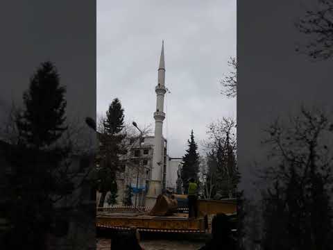 Kahramanmaraş'ın pazarcık ilçesindeki Merkez Ulu Caminin minaresinin yıkılma anı