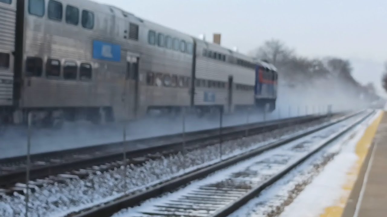 Metra 186 Flying Through The Snow Kicking Up A Blizzard - YouTube