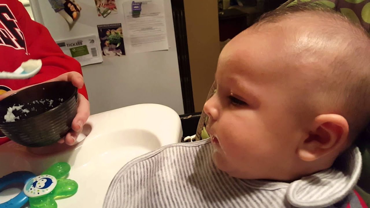 Baby eating rice cereal! - YouTube