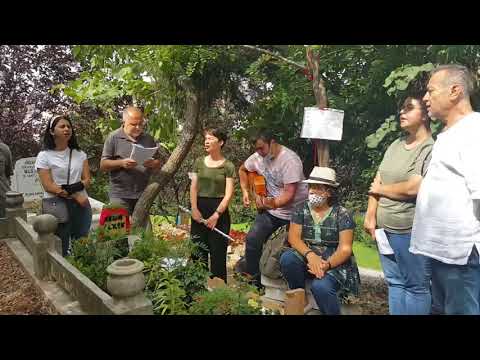 Grup Yorum üyeleri Helin'in mezarı başında