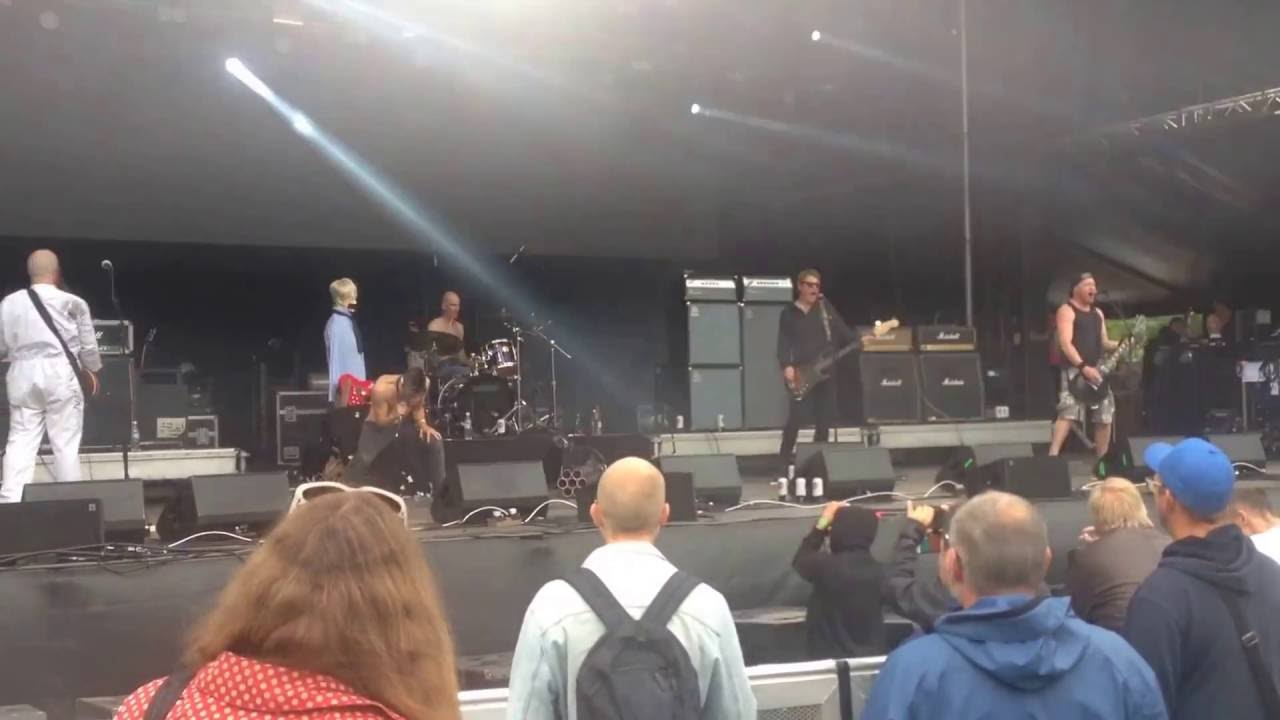 Flying crap - Q25 Kristiansand - YouTube