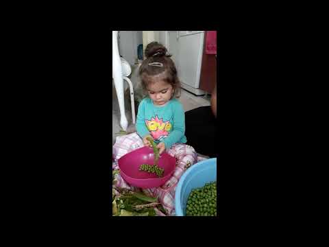 Bezelye ayıklayan küçük kız