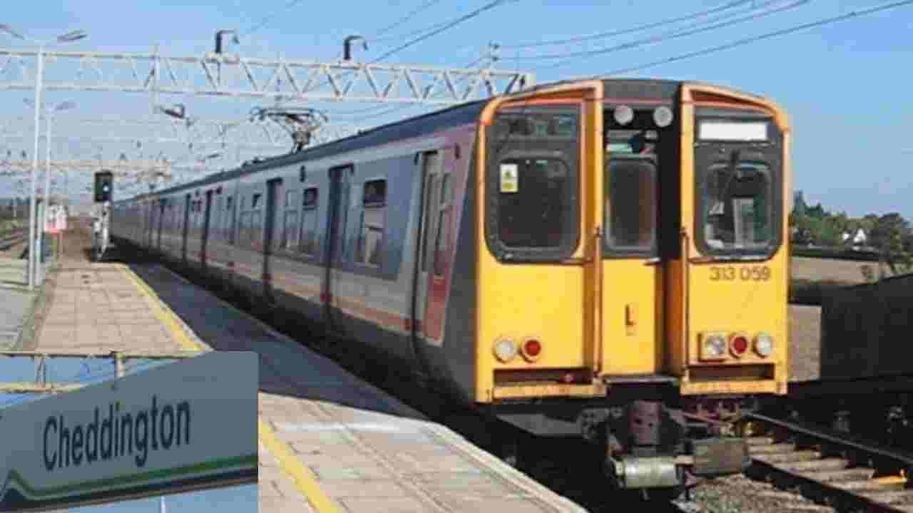 UK: Great Northern Class 313 EMUs at Cheddington on a Silverlink Euston ...