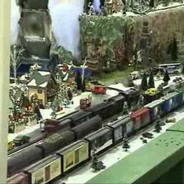 A Long Lionel Model Train - YouTube
