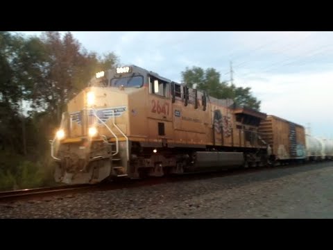 UP #2647 leads a fast WB UP manifest out of Livonia, Louisiana!!! - YouTube