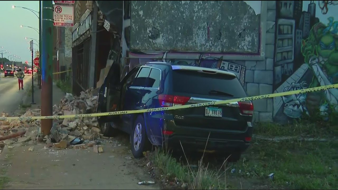 Driver Flees After Crashing Into Building In South Austin Youtube