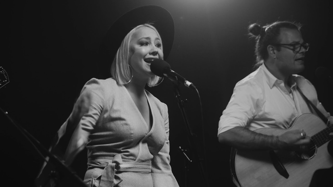 RaeLynn - "Tailgate" (YouTube Sessions) - YouTube