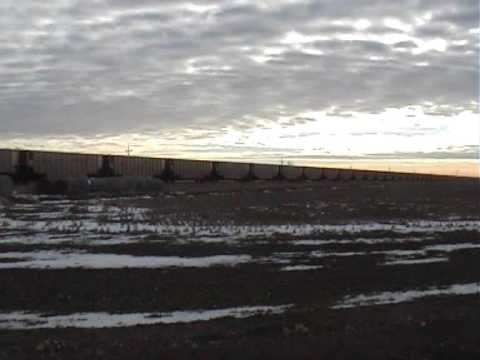 BNSF 6253 & BNSF 9283 eastbound at Hillrose, Colorado 06dec08 - YouTube