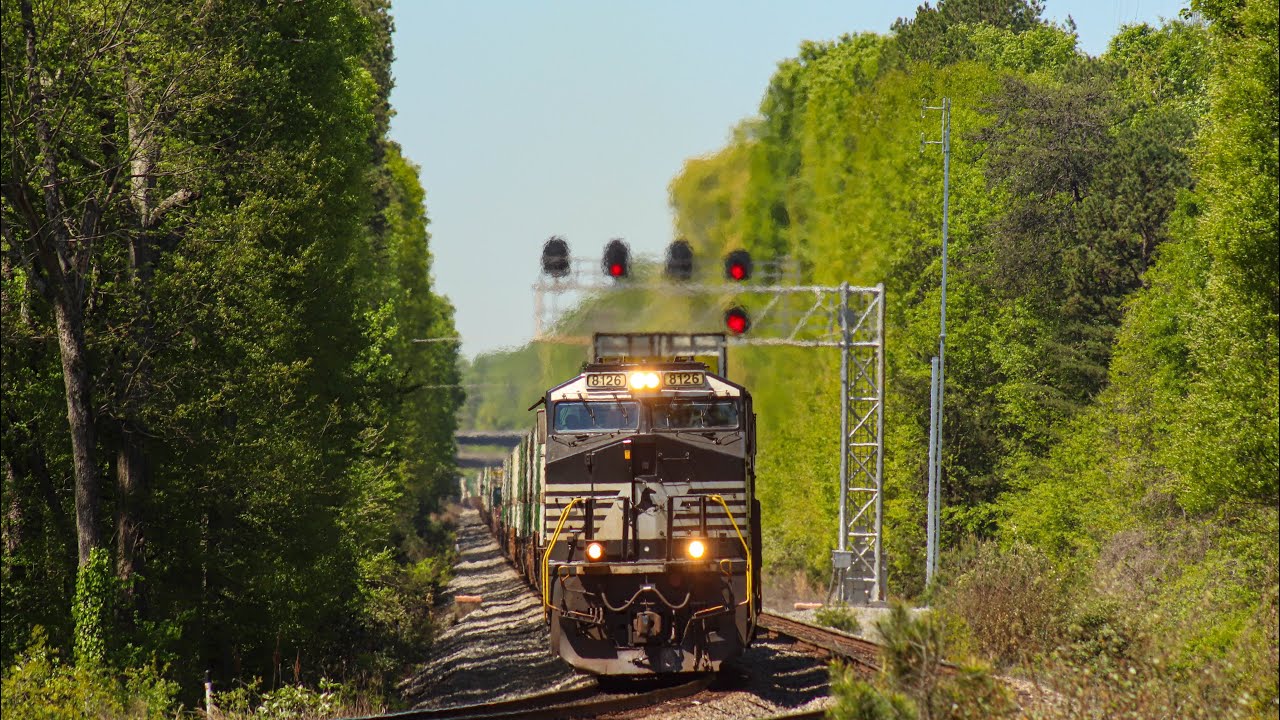 NS ES44AC Gevo #8126 leads 28R - YouTube