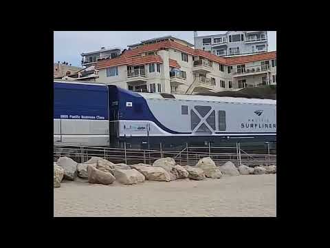 Northbound CDTX 6907 flies through San Clemente. - YouTube