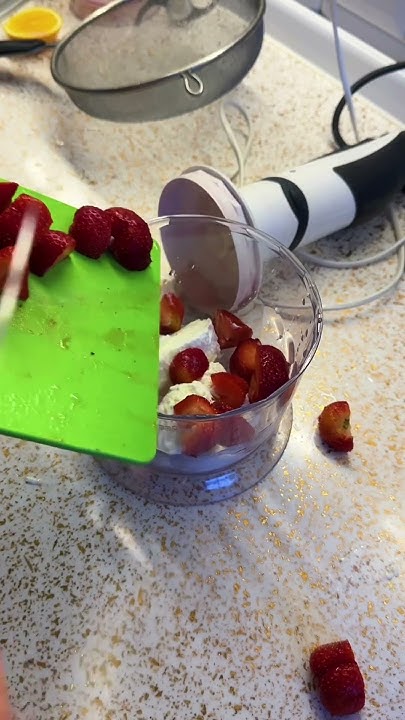 Молочный коктейль 🍹 с бананом и клубникой 🍓 #коктейль - YouTube