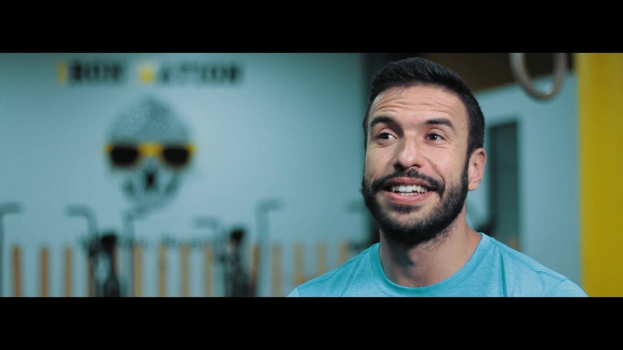 D'UN HANDICAP A MARCHER SUR LES MAINS | Hamza Guessous - YouTube