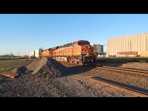 BNSF 7335 leads an intermodal up north - YouTube