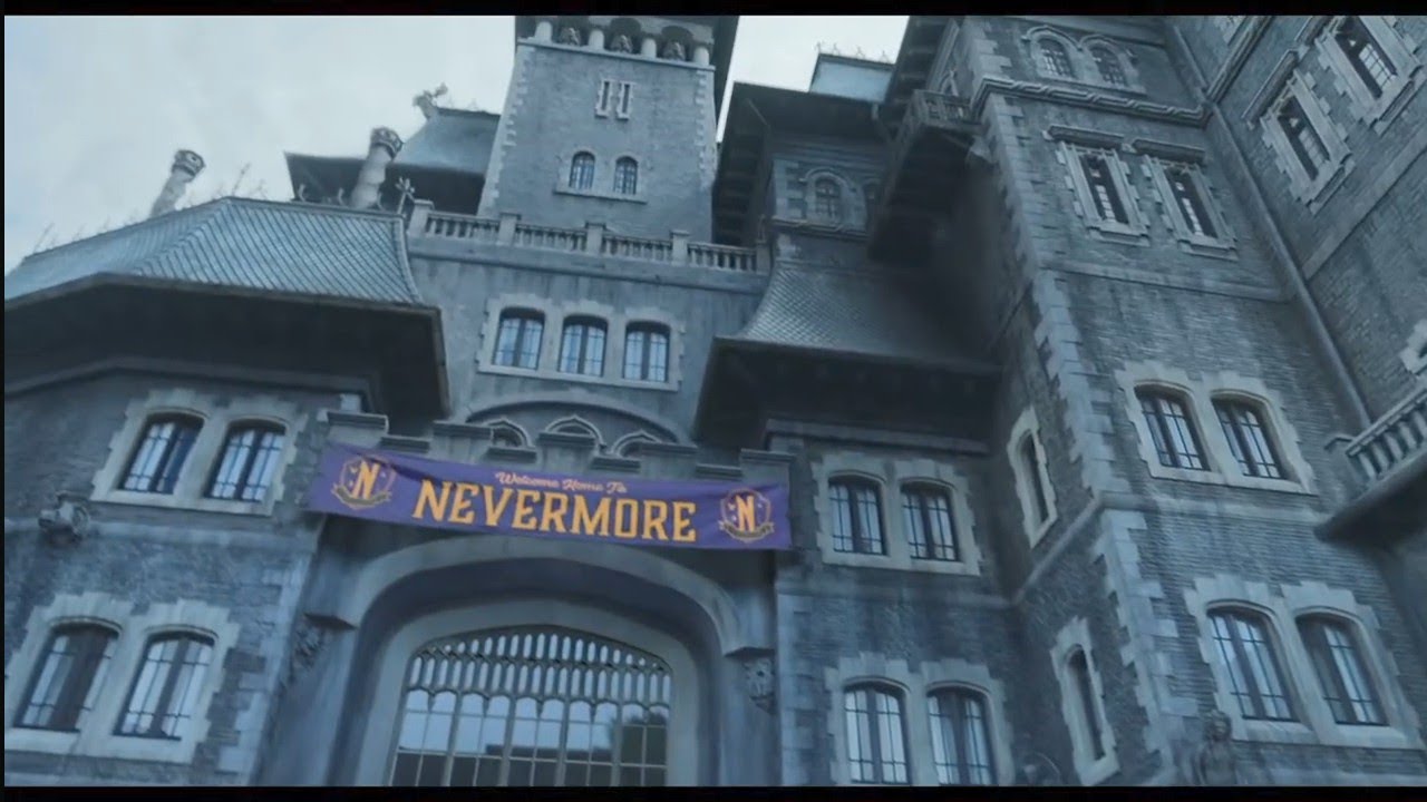 Wednesday 2x01 - The Addams Family Arrive at Nevermore Academy Scene ...