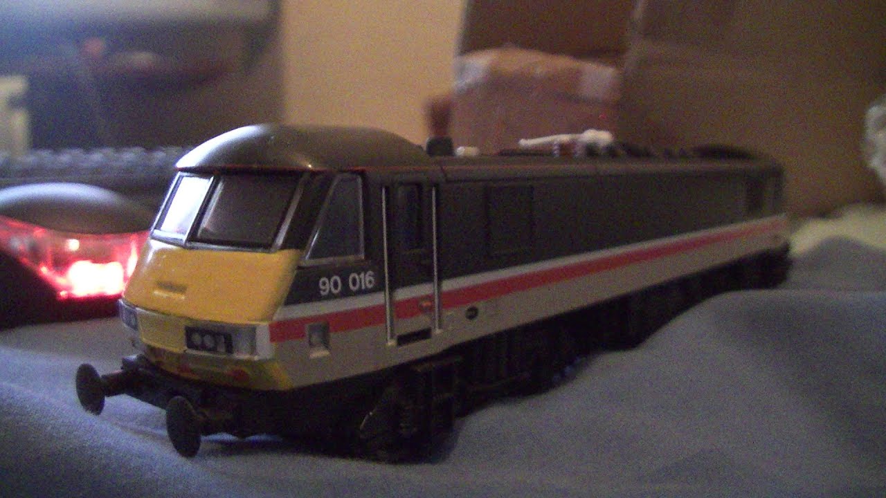 Opening & reviwing Hornby class 90 intercity livery - YouTube