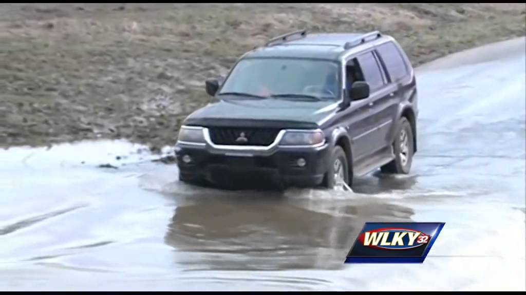 Raw video: SUV drives through flooded area - YouTube