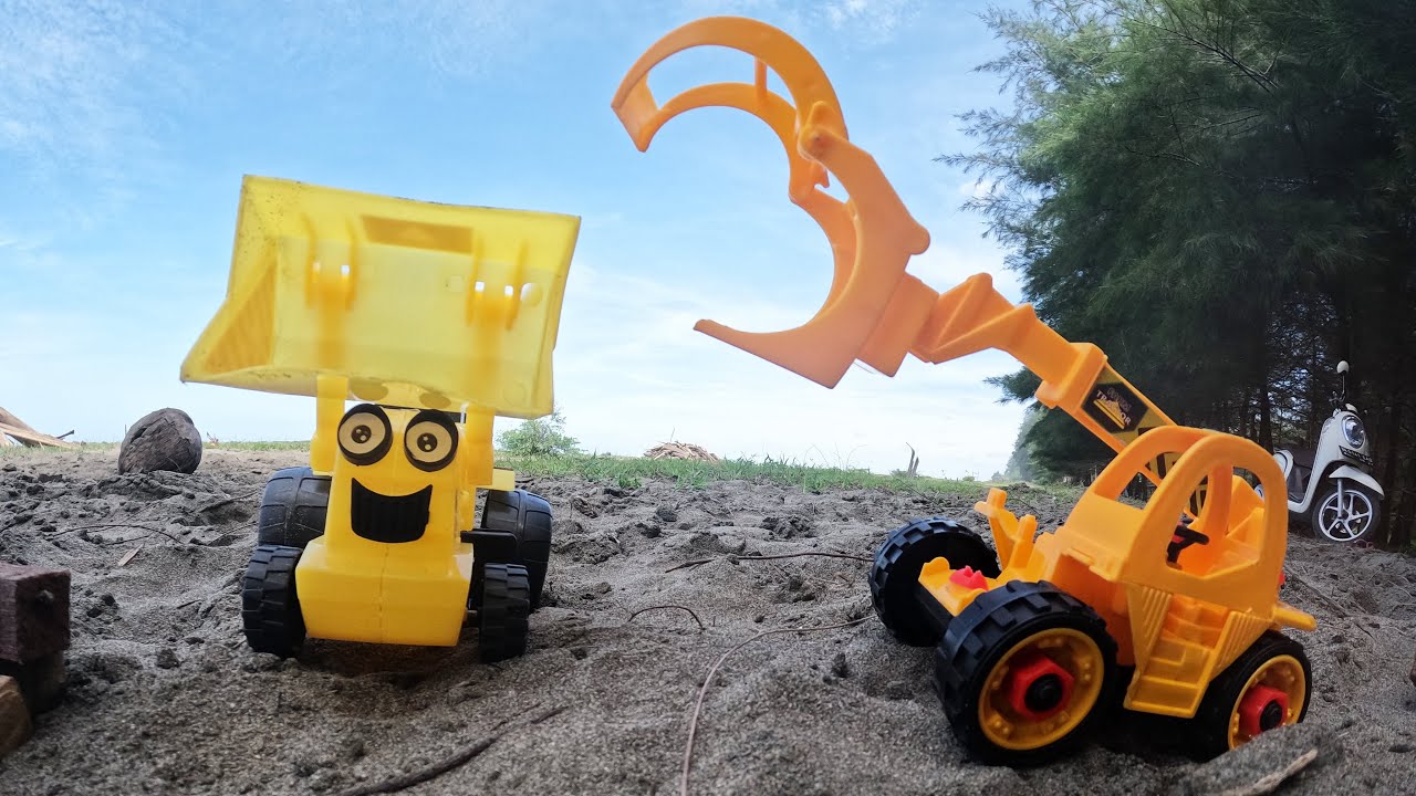 truk tambang raksasa mengakut tanah yang di keruk oleh mobil beko ...