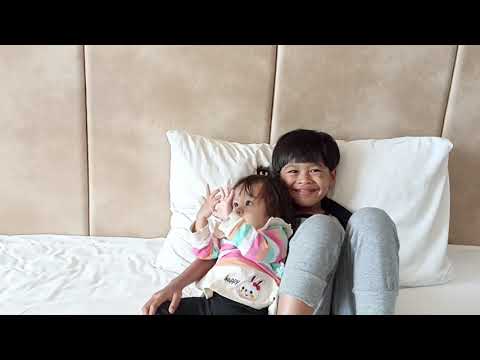 kakak dan adek di room hotel wyndham