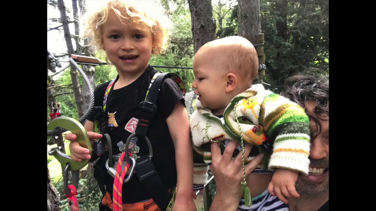 Premiers instants accrobranche pour Ethan, Gabriel dit Papa !? - YouTube