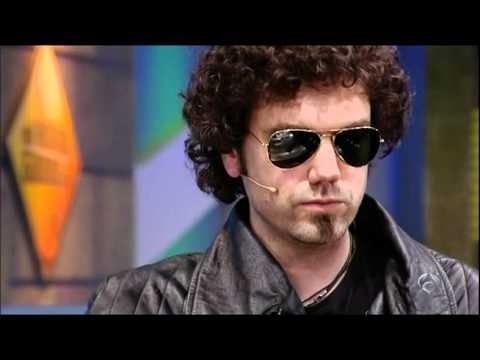 Krispín Klander le roba un beso a el Hombre de Negro - YouTube