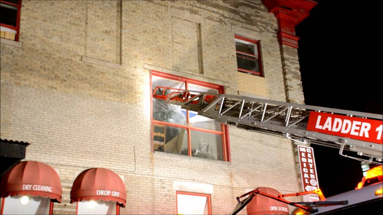 FDNY Ladder 106 taking a safety window . (BILLBENNETTPHOTO)! - YouTube