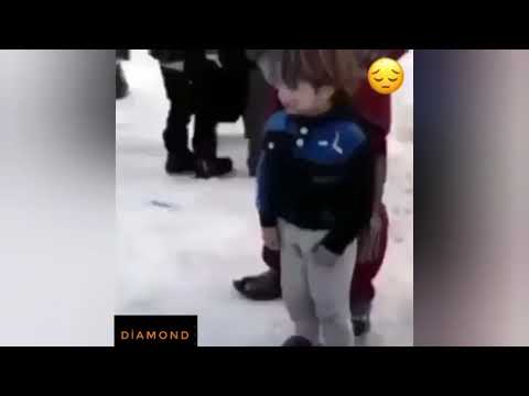 Annesi şehit olan çocuk, hem annesizlikten hem soğuktan titriyor
