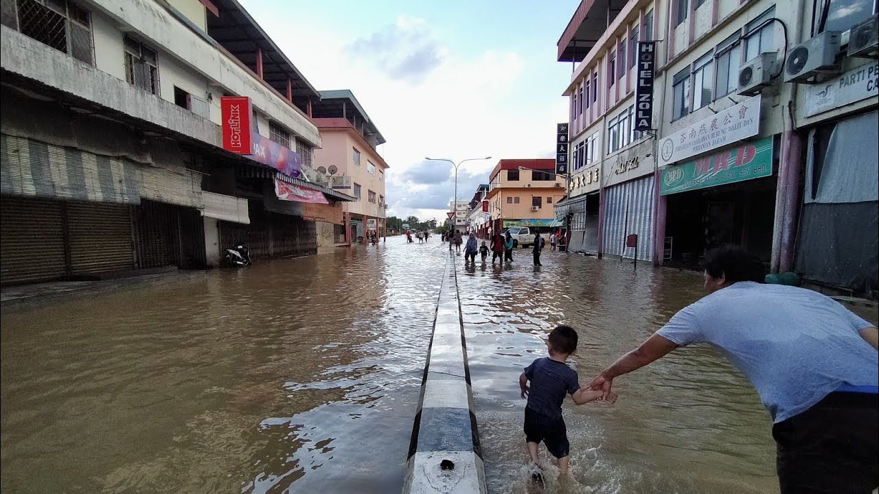 Bermain Polo Air di Bulatan jalan raya Marudi - YouTube