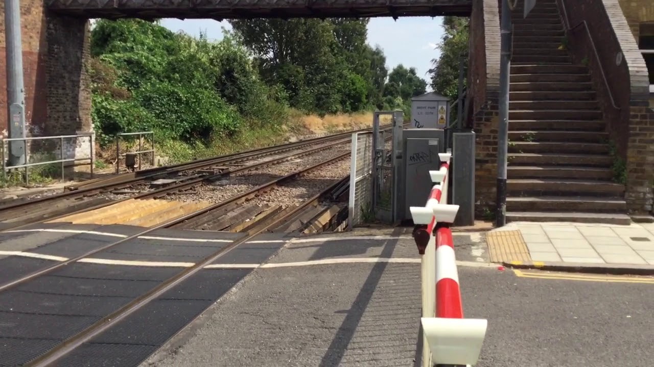 Grove Park Level Crossing (G.London) Thursday 26.07.2018 - YouTube