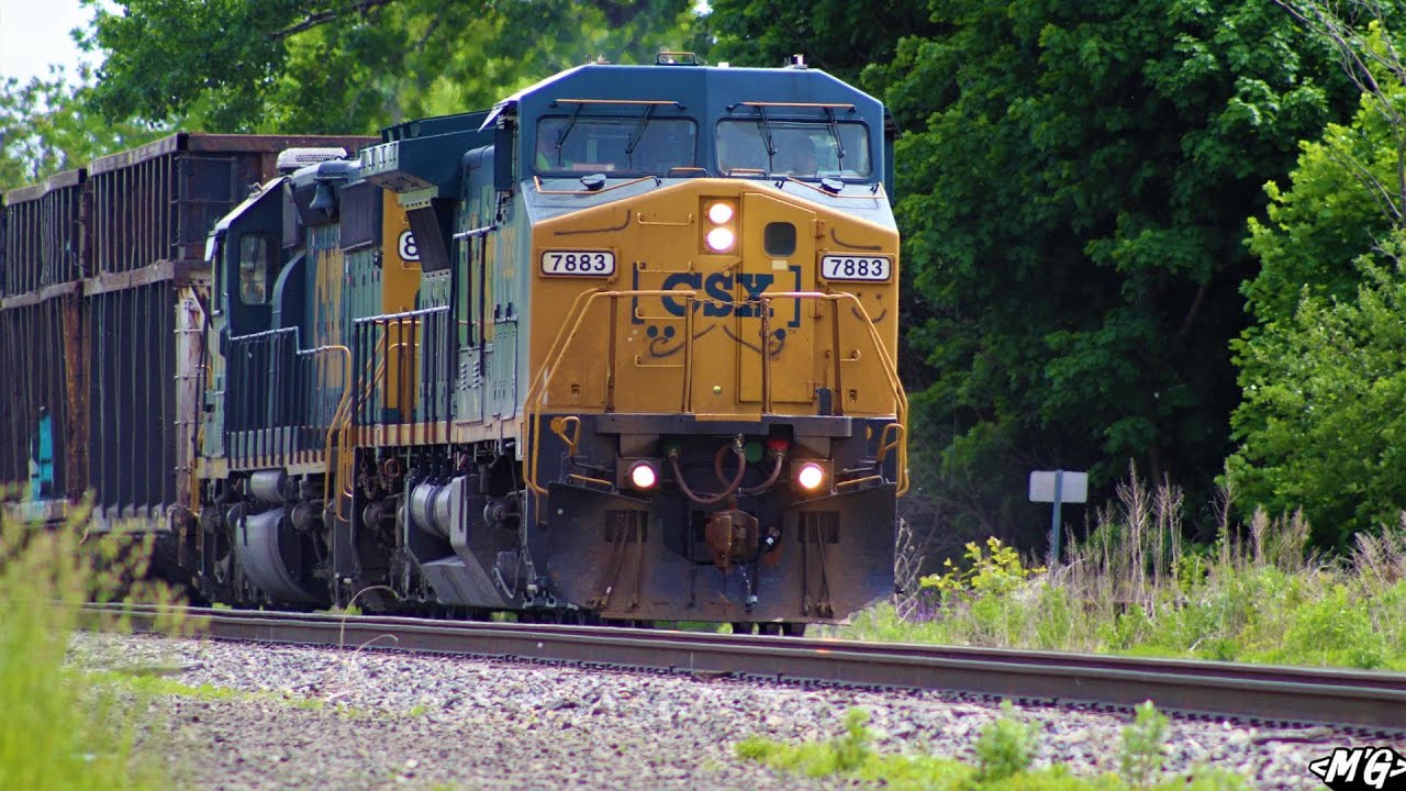 Dash 8/SD40-2 Lash-up Leads a Long Manifest - YouTube