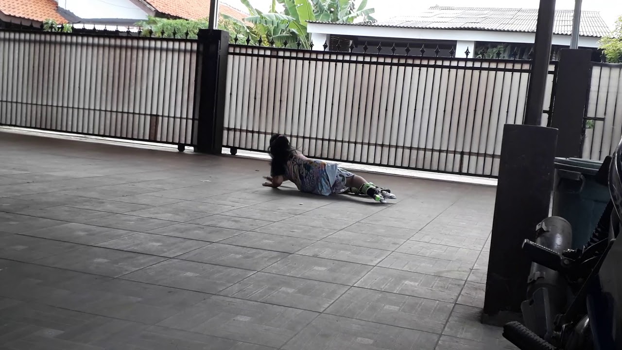 Main sepatu roda super kocak - YouTube