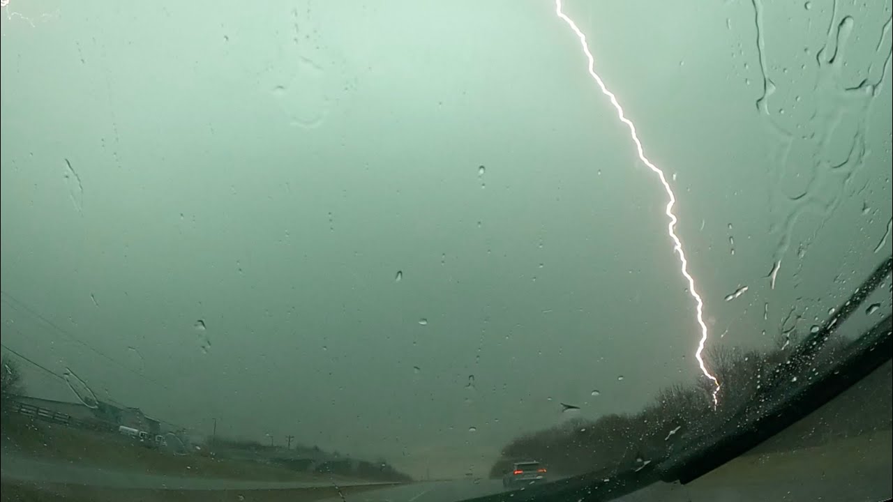 LIGHTNING STRIKES THE PERFECT POSE IN 4K | MARCH 6TH 2022 - YouTube