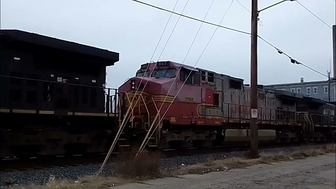 BNSF 647 ATSF Warbonnet Hamilton Ohio Heritage Unit - YouTube