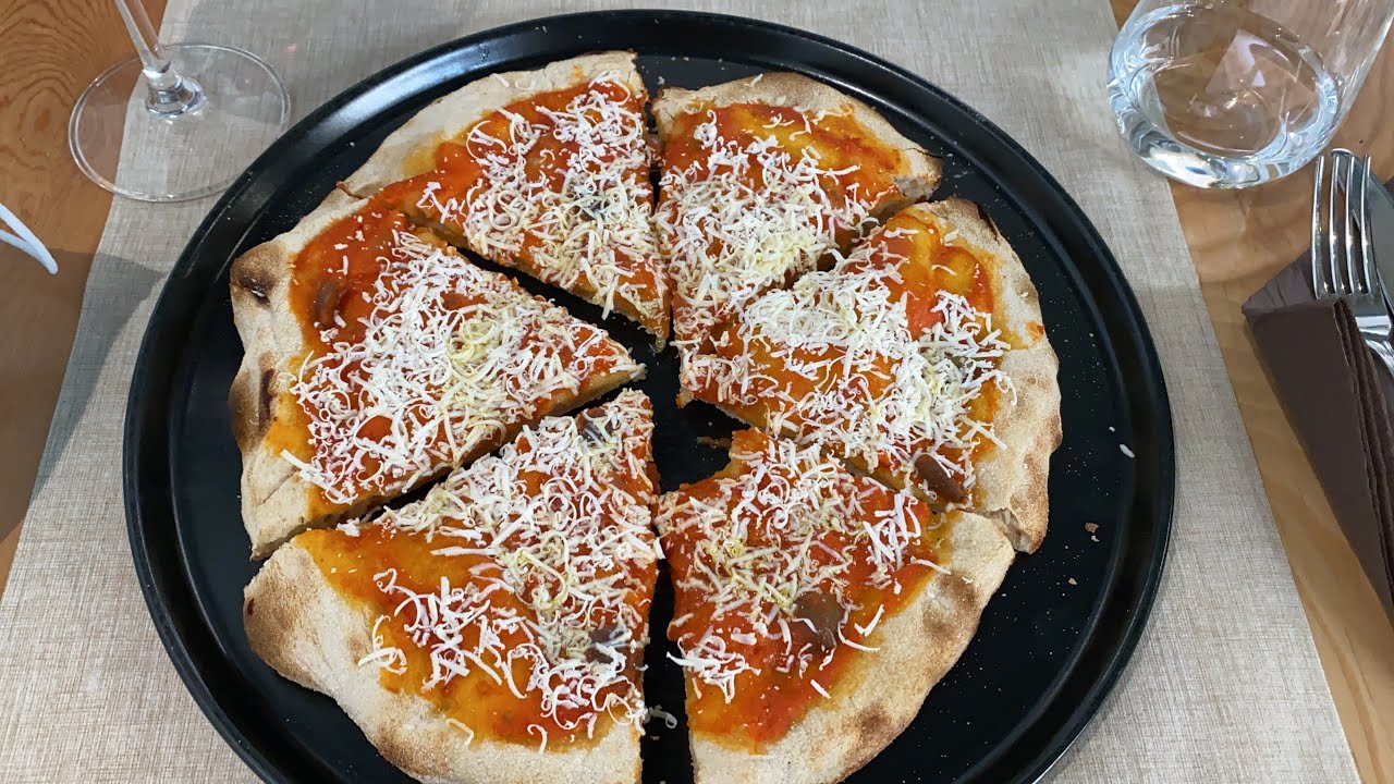 Debo eats pizza at La Malandrina - YouTube