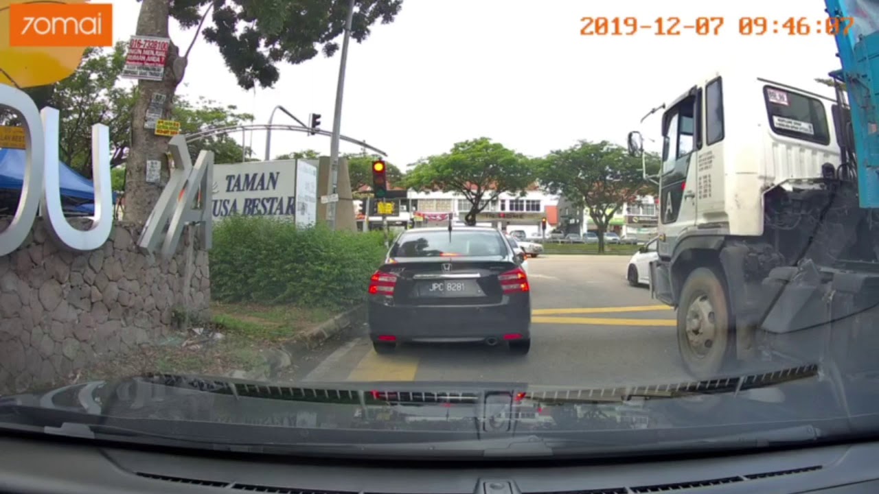 TRAGIS BAHAYA TITIK BUTA MOBIL TANKI BBM - YouTube