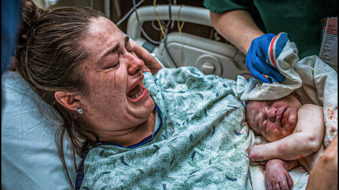 A woman gives birth to her first child - When she gets a closer look ...