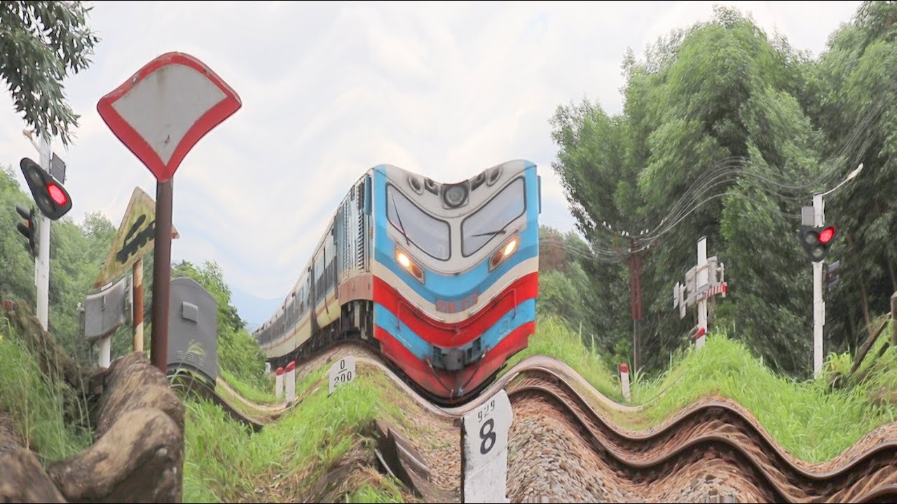 Amazing dancing train . Weird trains - YouTube