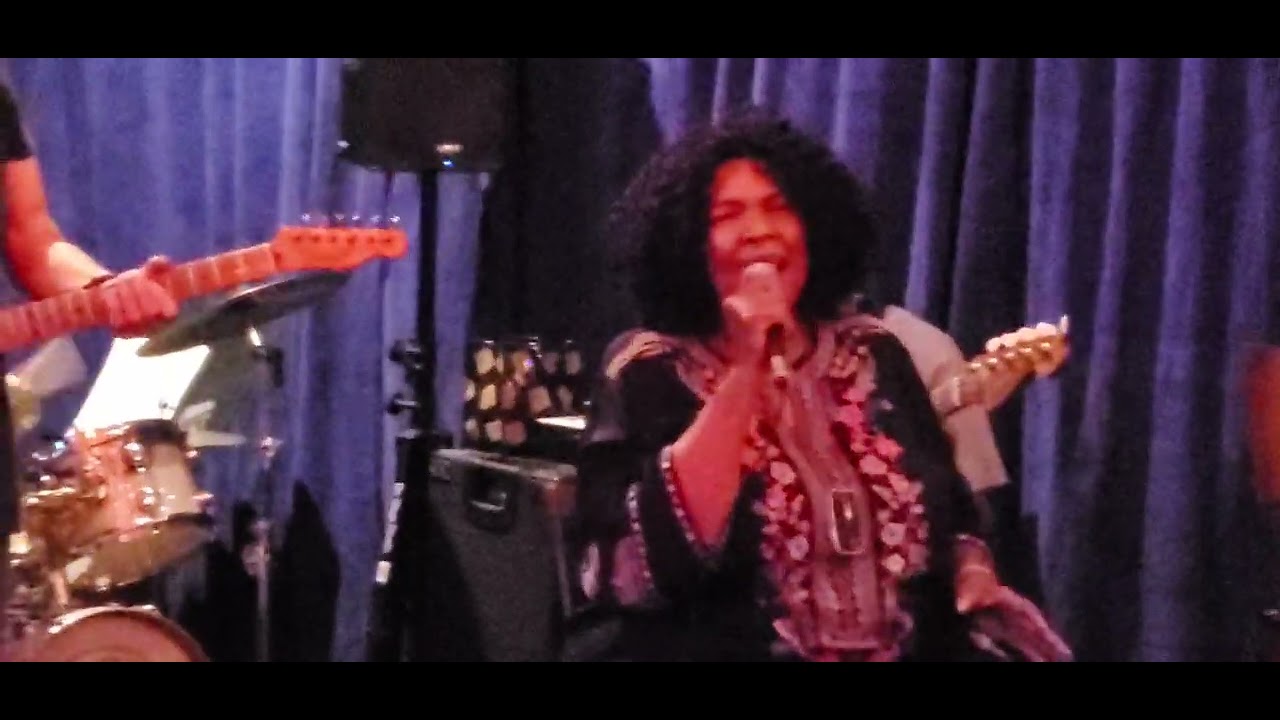 Maxayn Lewis & The Cookies blues rock cover of 'Everybody Wants To Rule ...