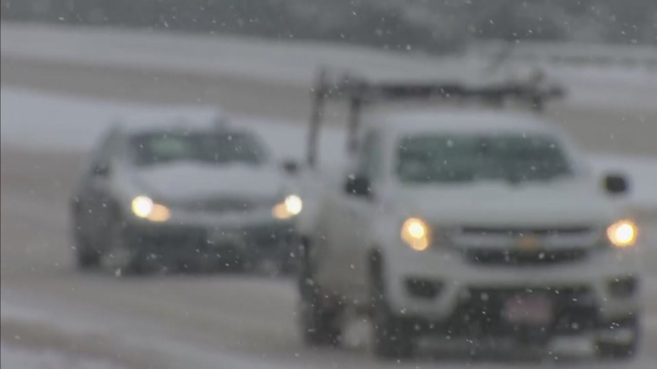 Snow continues to pile up in Aurora - YouTube
