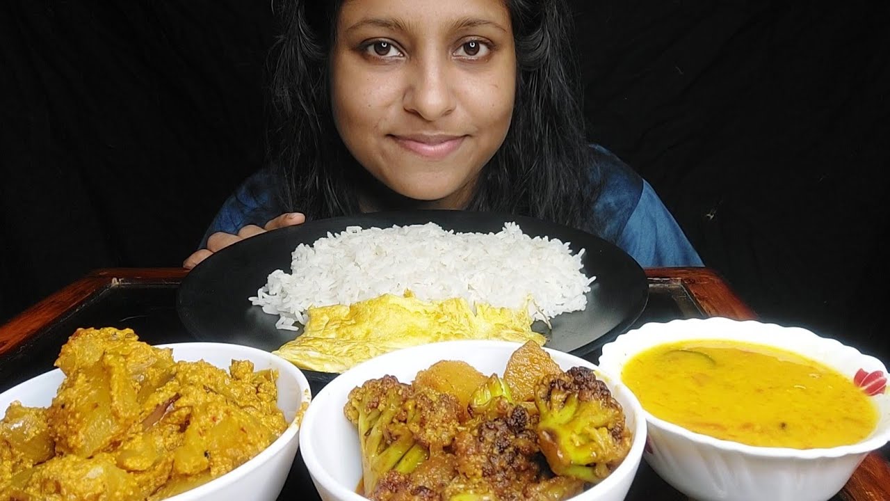 Eating Show - rice, Moong Dal, Fulkopi torkari, Peyaj Aloo Posto, egg ...