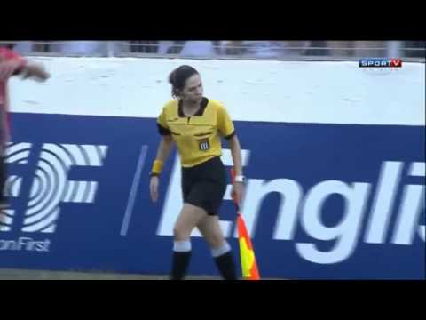 Kadın hakem futbolcunun üzerine böyle yürüdü...